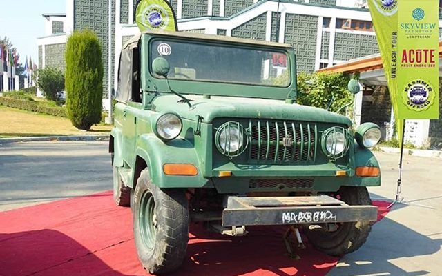 MS Dhoni displays his love for Indian Army; drives military model ...